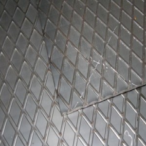 PRODUITS PLATS : TOLE STRIEE